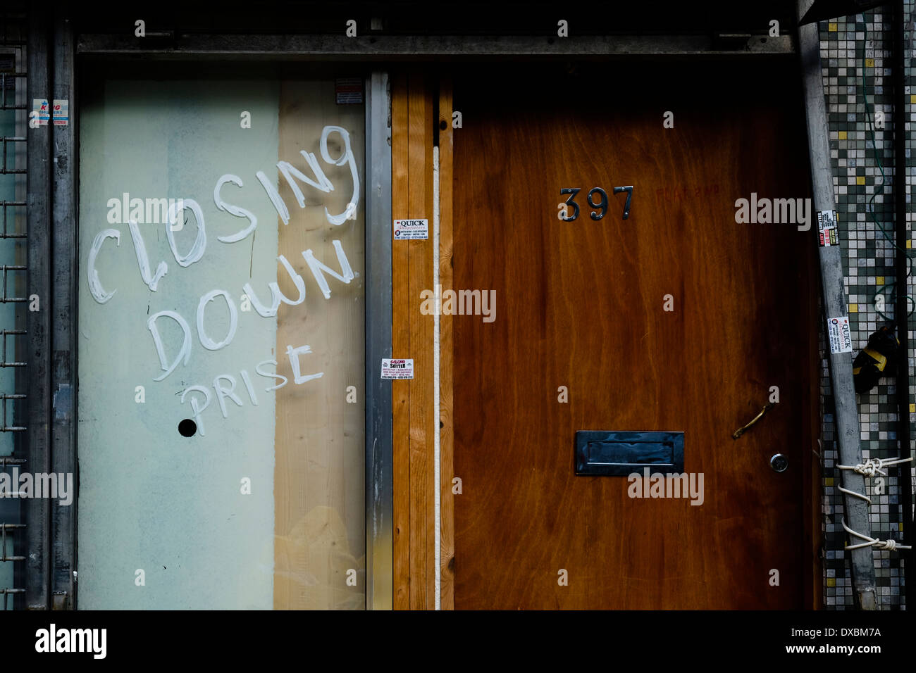 Run down shop london hi-res stock photography and images - Alamy