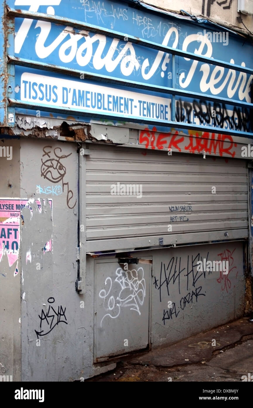 Closed shop paris hi-res stock photography and images - Alamy