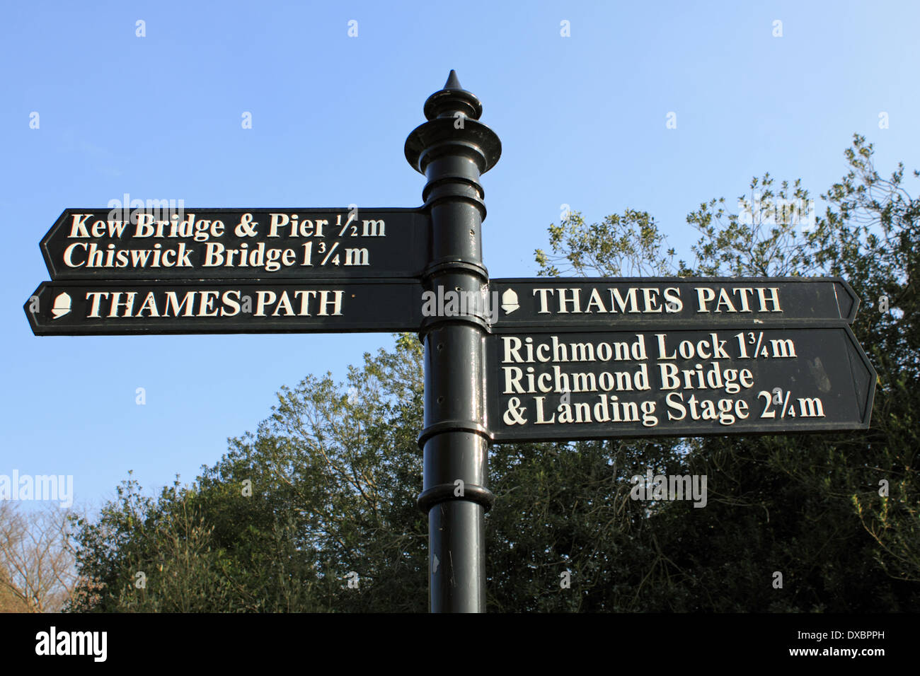 London sign thames hi-res stock photography and images - Alamy