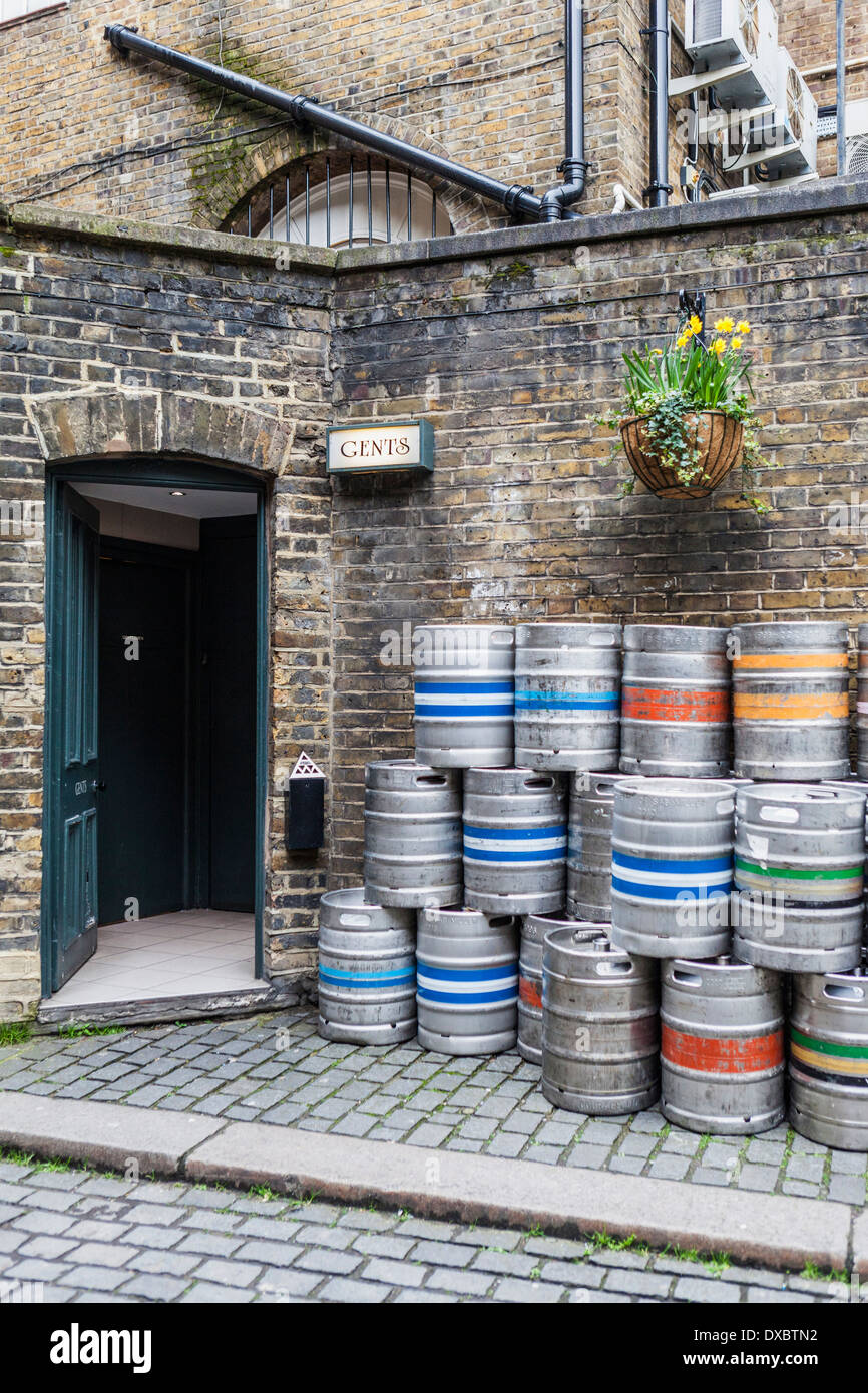 Borough high street the george inn hi-res stock photography and images ...