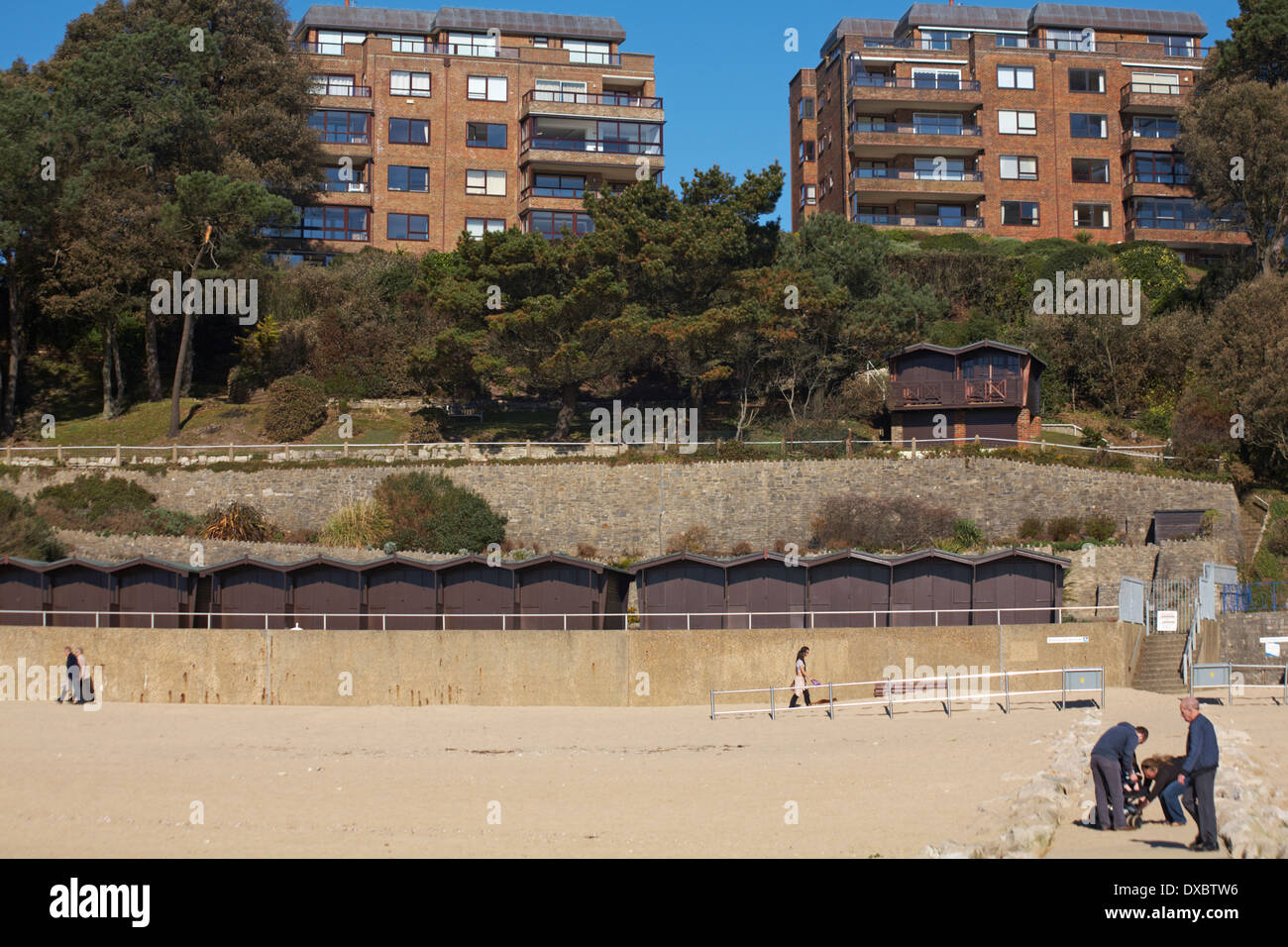 Beach huts at branksome chine hi-res stock photography and images - Alamy