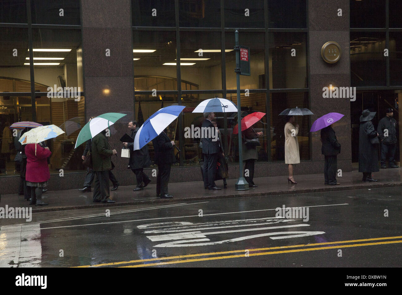 Bus Stop Rain Stock Photos & Bus Stop Rain Stock Images - Alamy