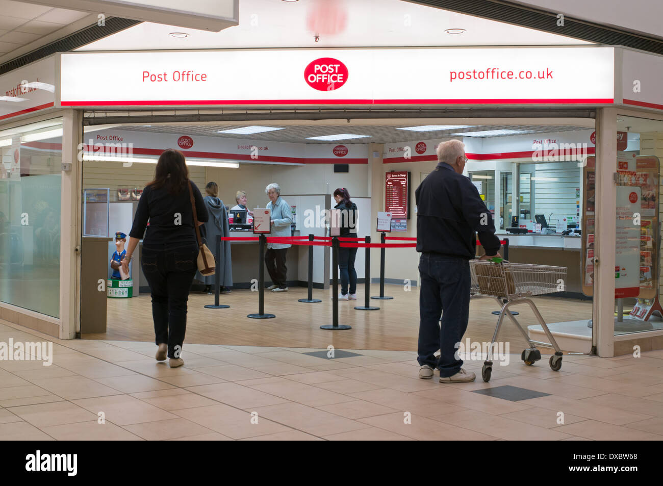 Post office england inside hi-res stock photography and images - Alamy