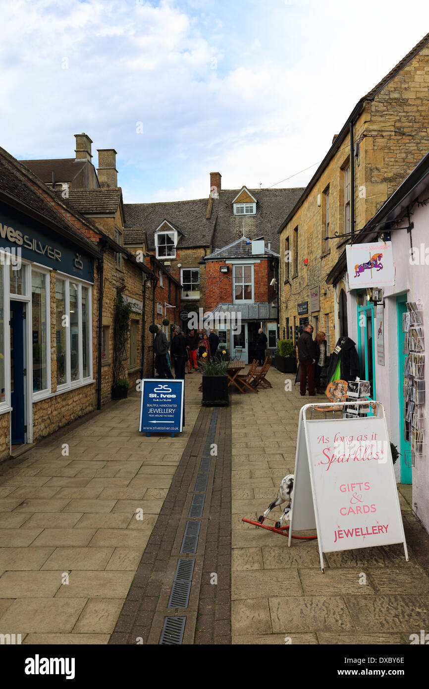 Small Shopping Courtyard in Stow in the Wold Cotswolds UK Stock Photo ...