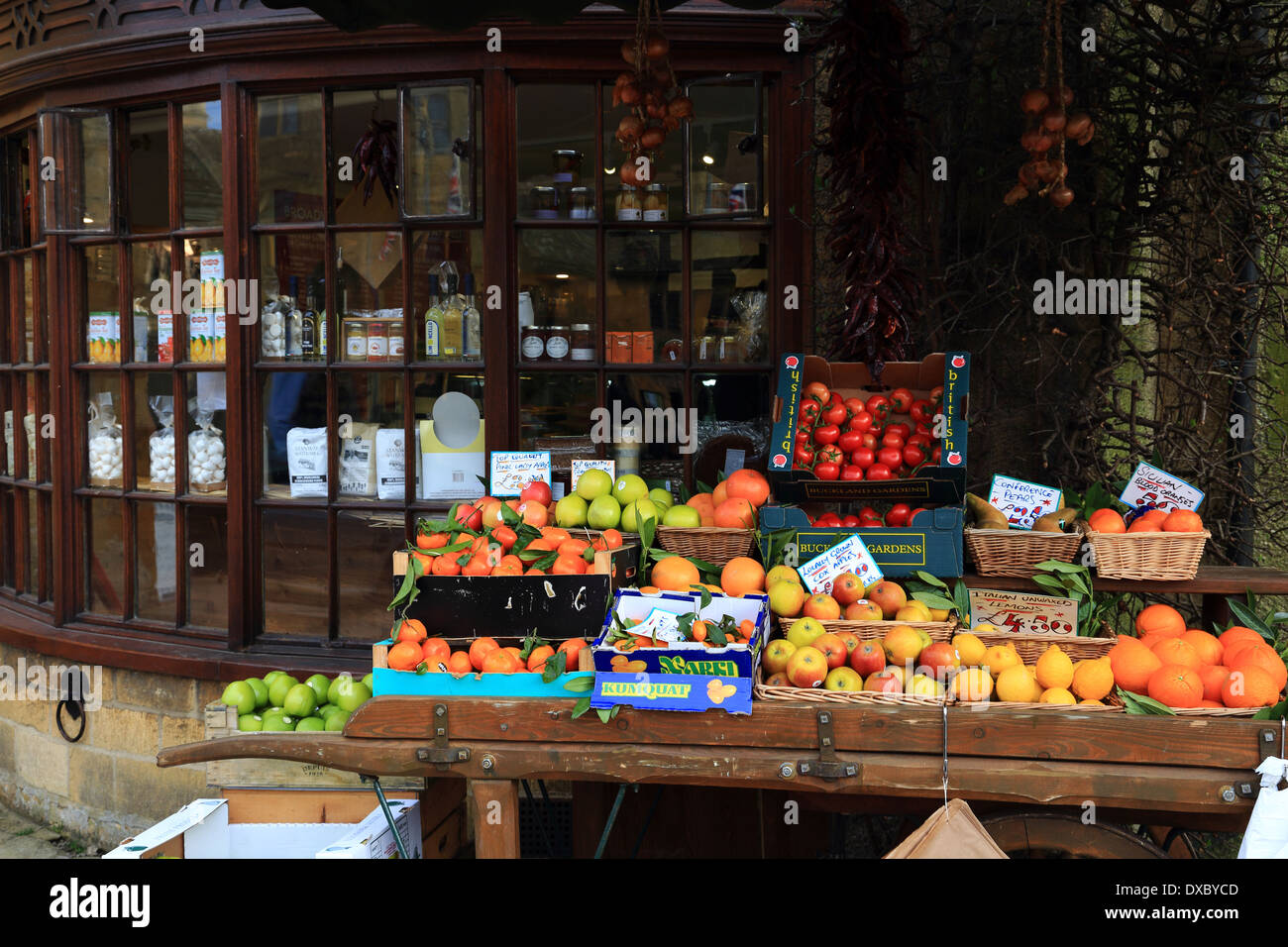 Fruit barrow market uk hi-res stock photography and images - Alamy