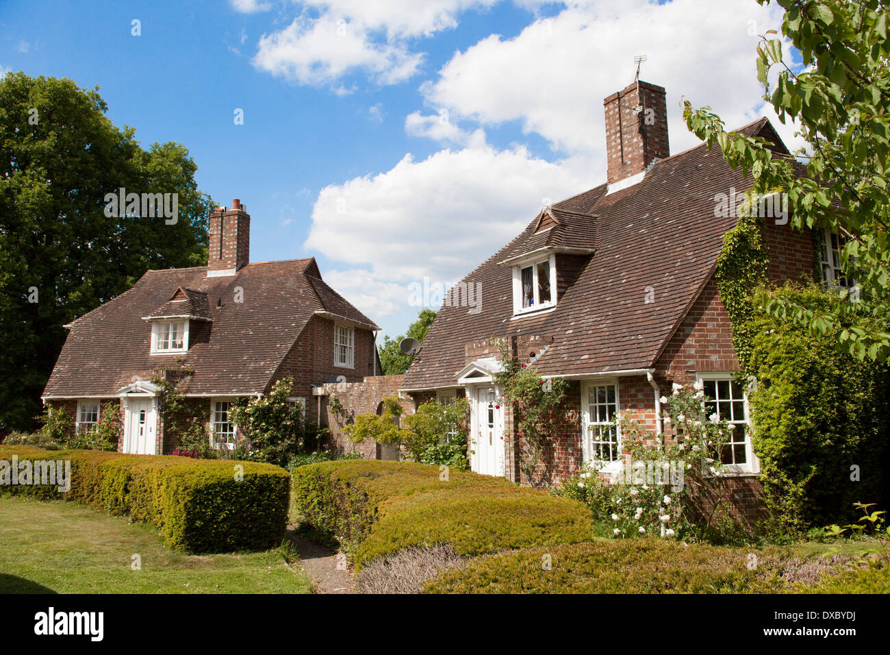 Two cottages hi-res stock photography and images - Alamy