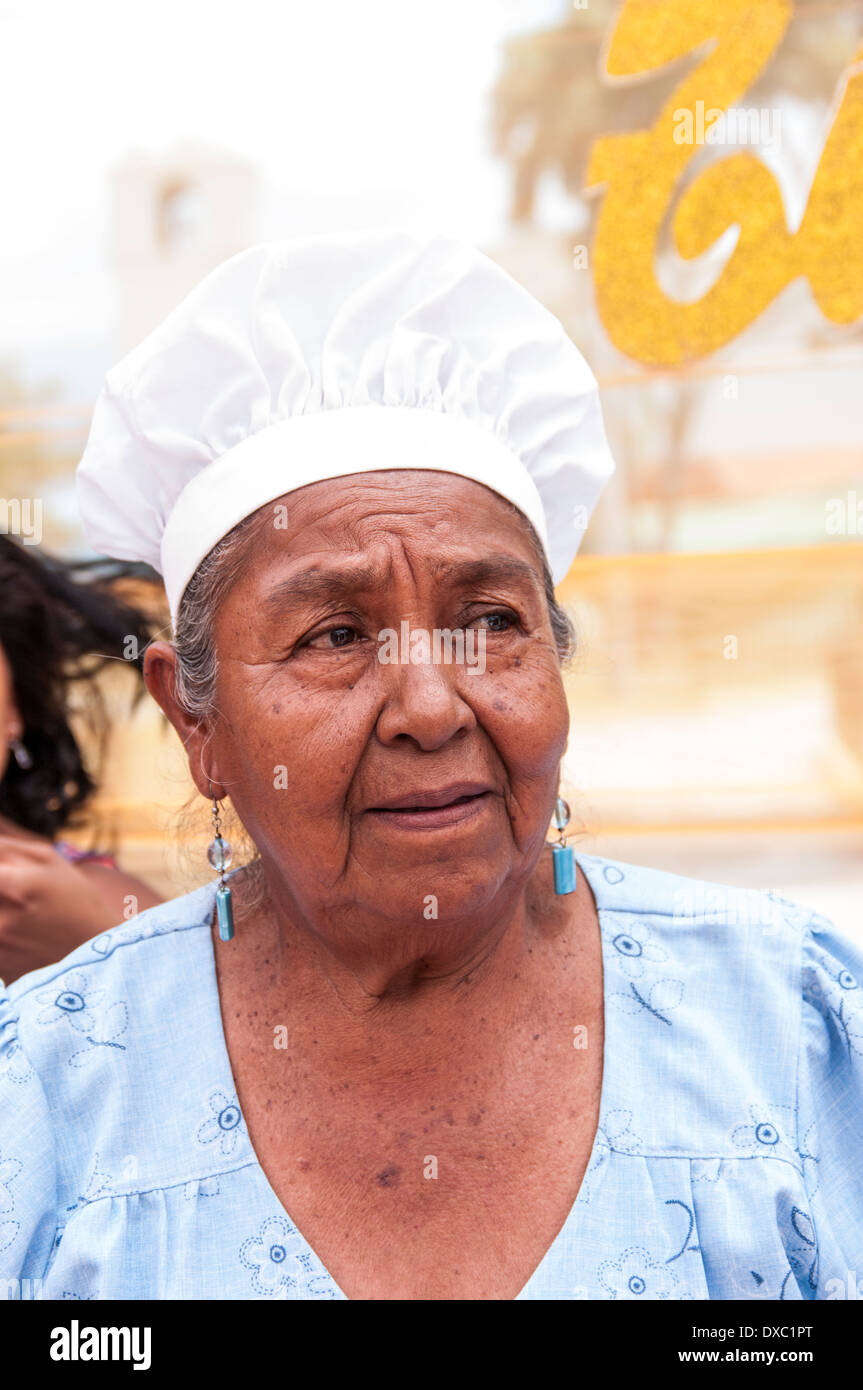 Portrait elderly peruvian woman hi-res stock photography and images - Alamy