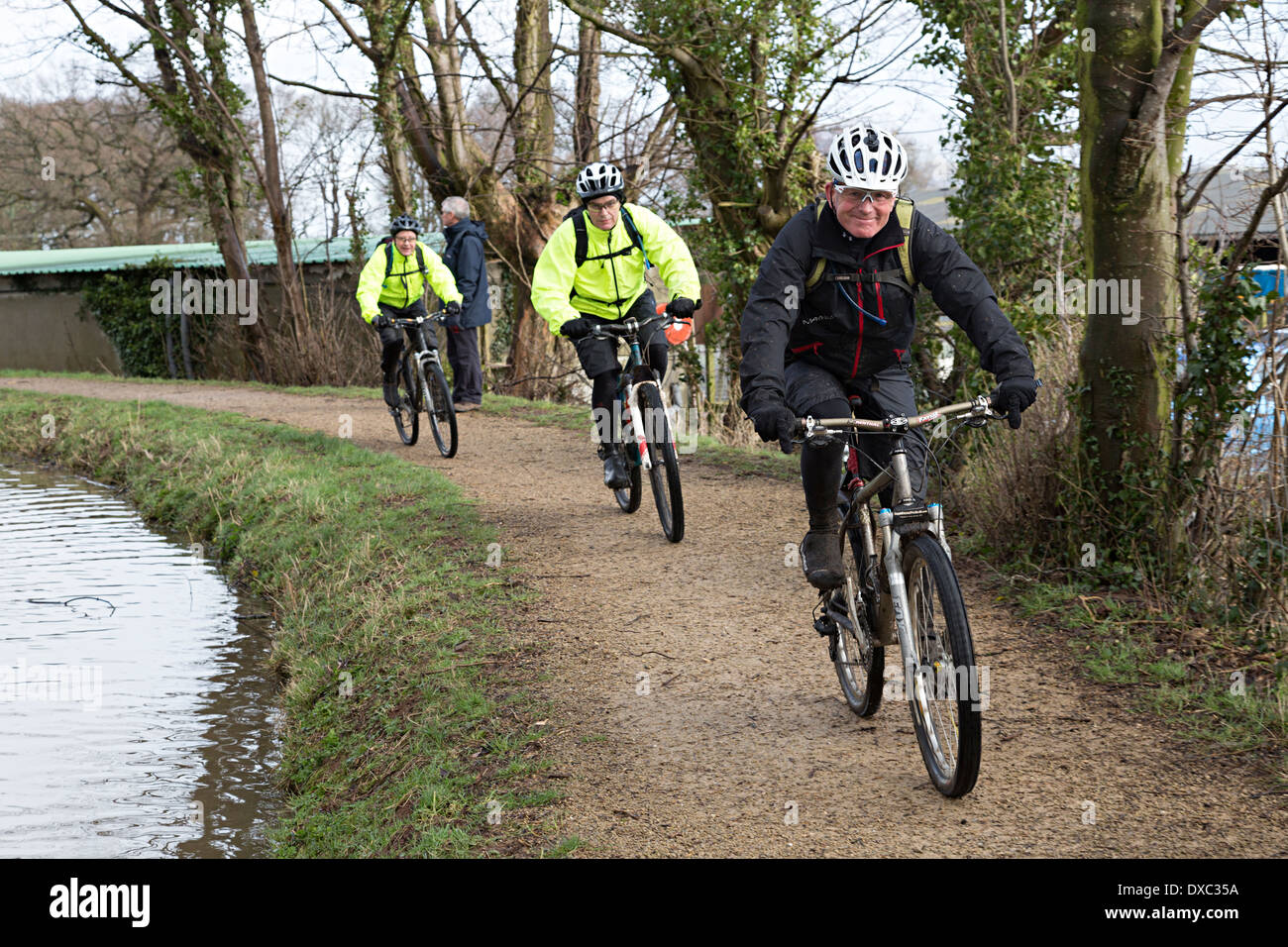 Cycling on towpath hi-res stock photography and images - Alamy