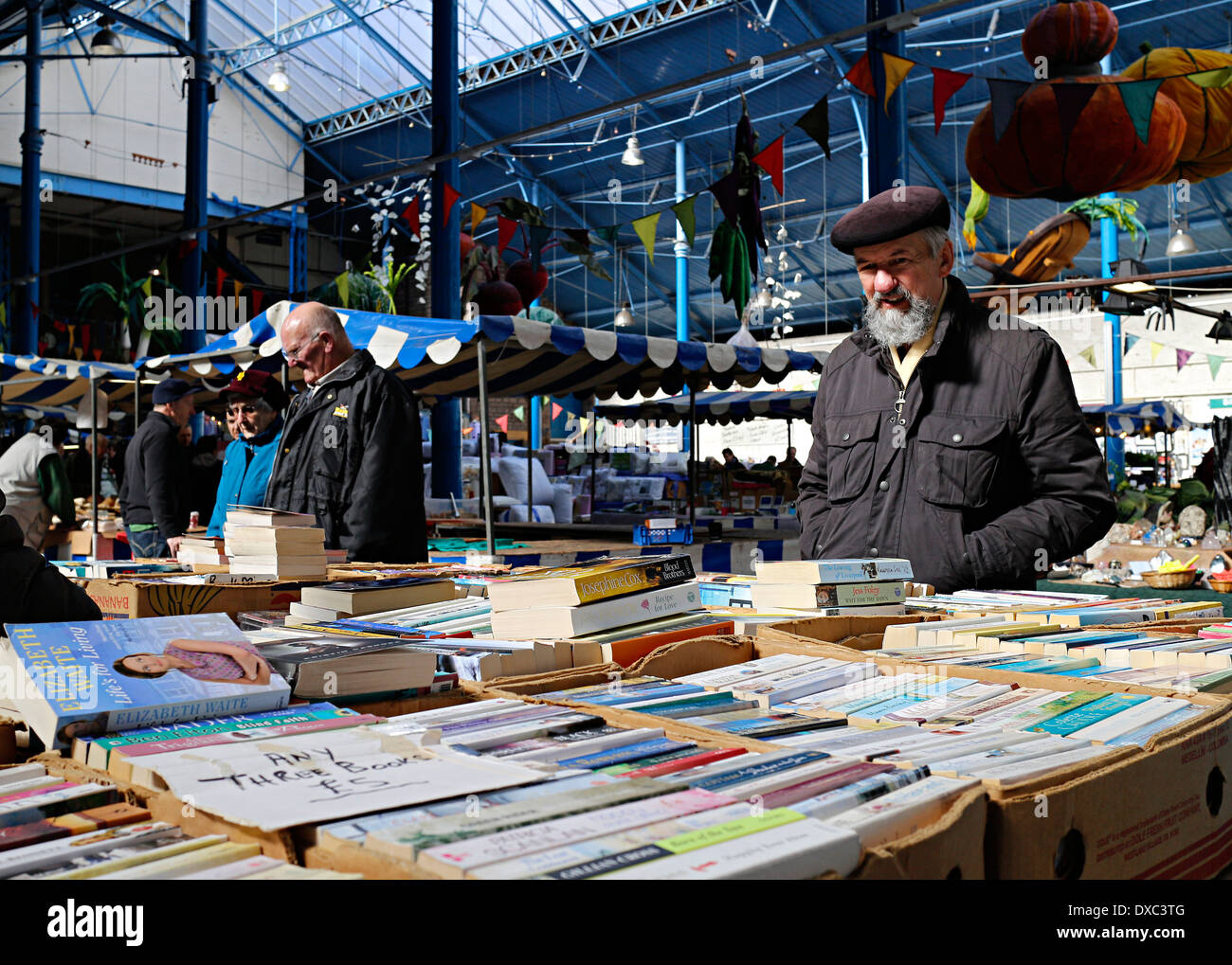 Books stand market hi-res stock photography and images - Alamy