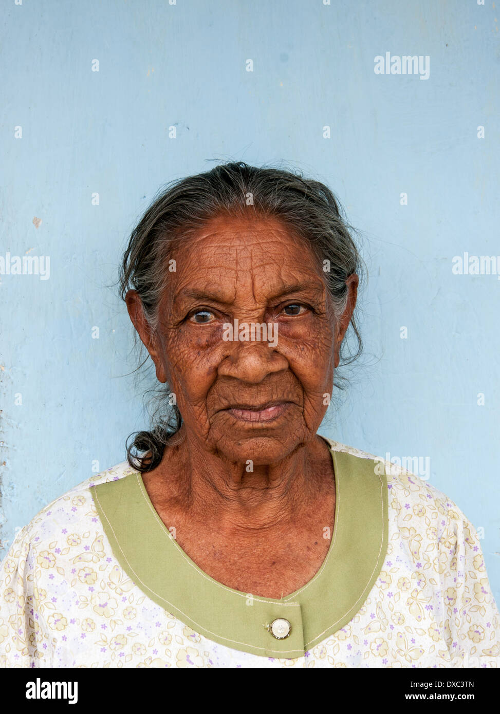 Portrait elderly peruvian woman hi-res stock photography and images - Alamy