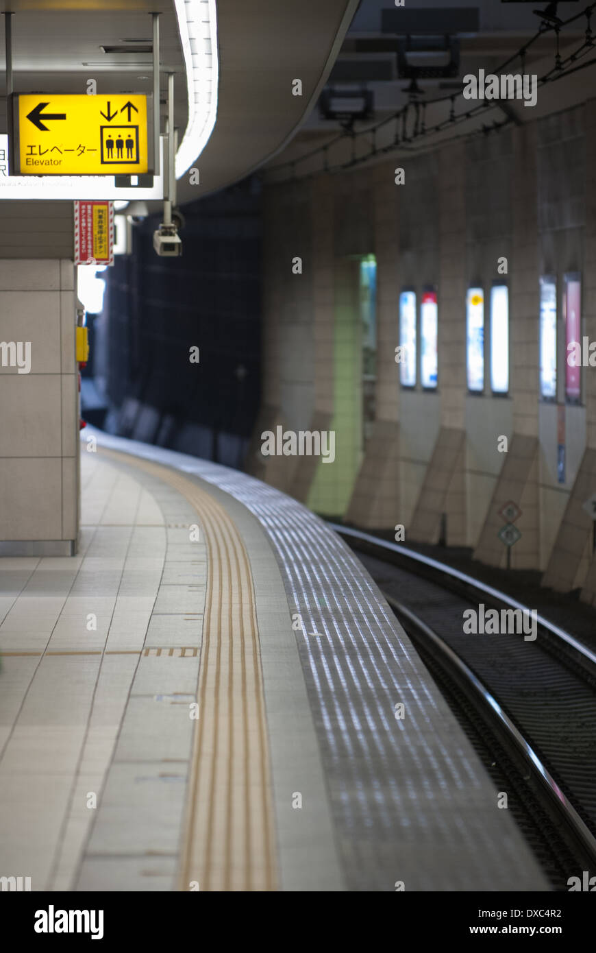 Empty train station platform, Tokyo, Japan Stock Photo - Alamy
