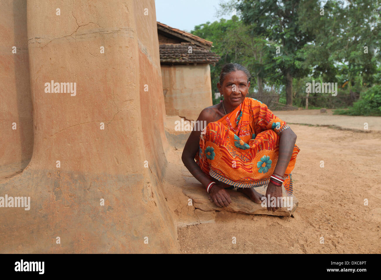 Tribal woman standing in traditional dress. Santhal tribe, Hansda ...