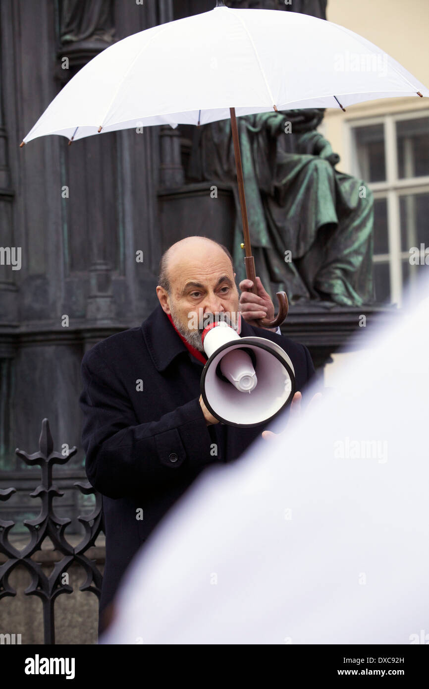 Halik hi-res stock photography and images - Alamy