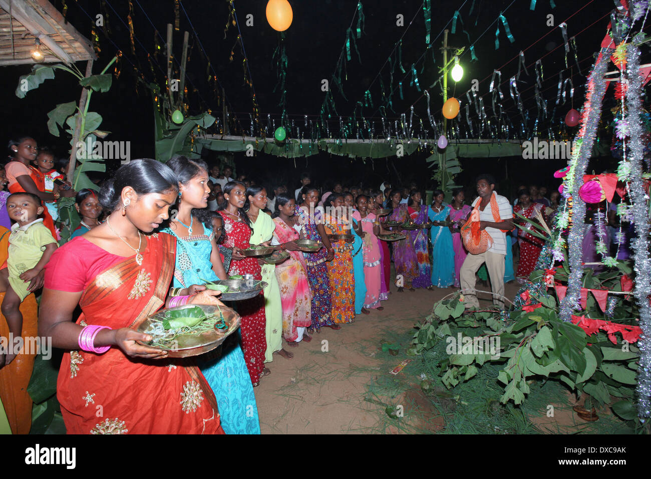 Tribal women performing Puja during Karma festival night. Jerkatand ...