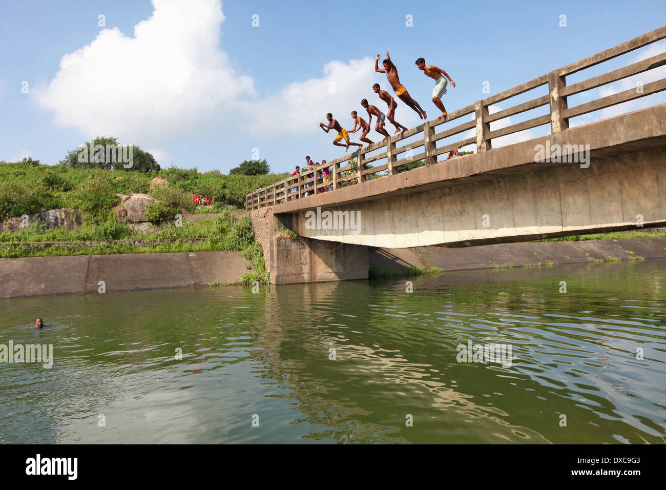 Children diving hi-res stock photography and images - Alamy