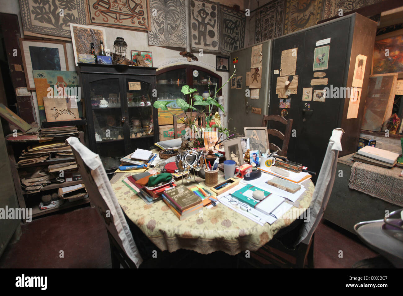 Rounded table hi-res stock photography and images - Alamy