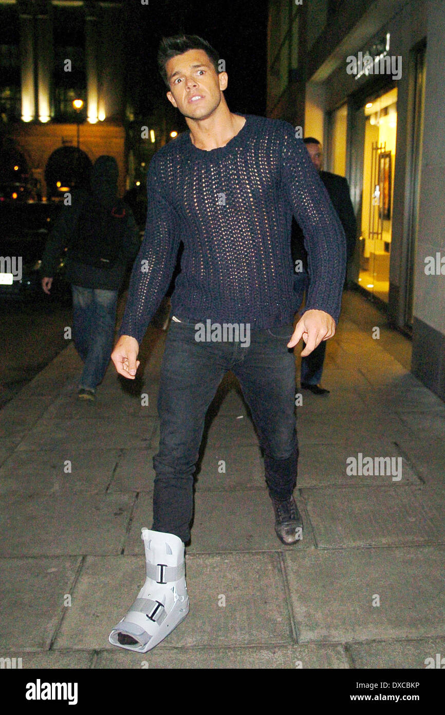 Leandro Penna with a cast on his right foot, leaving the 'Mahiki ...