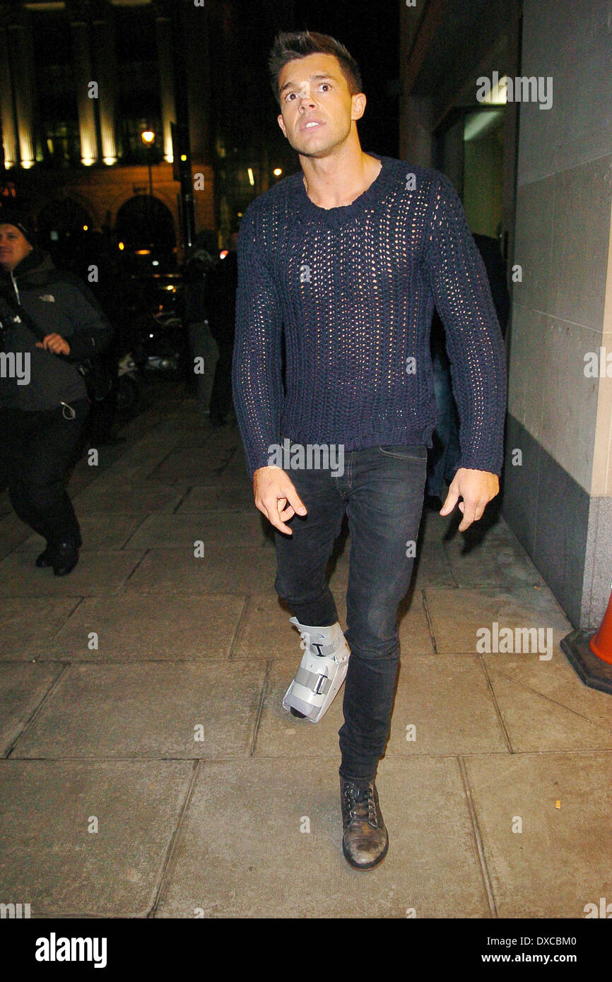 Leandro Penna with a cast on his right foot, leaving the 'Mahiki ...