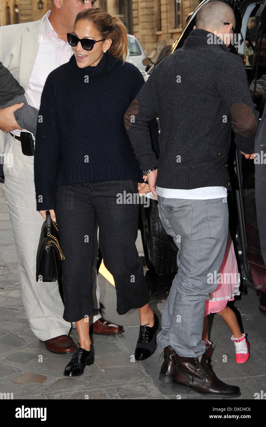 Jennifer Lopez, her boyfriend Casper Smart and her children Emme and ...