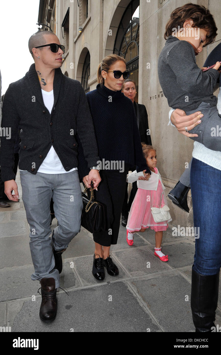 Jennifer Lopez, her boyfriend Casper Smart and her children Emme and ...