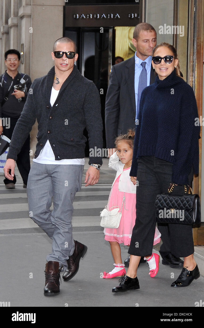Jennifer Lopez, her boyfriend Casper Smart and her children Emme and ...