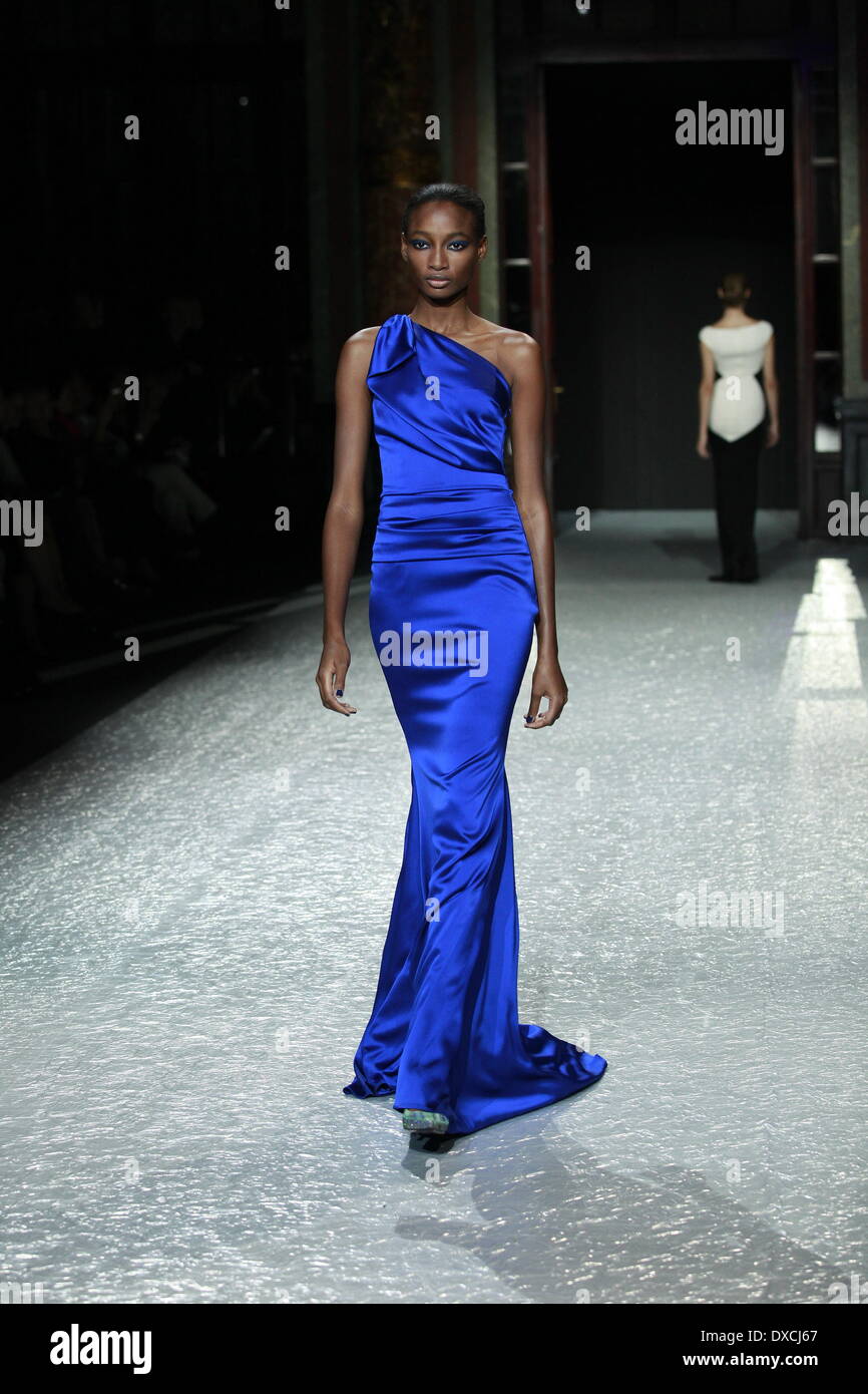 Model Paris Fashion Week Spring/Summer 2013 - Talbot Runhof - Catwalk ...