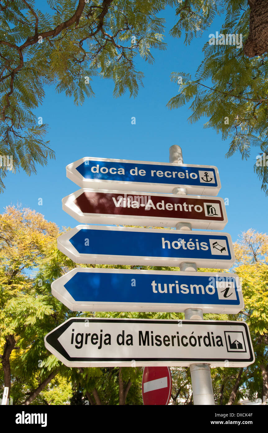Signs to tourist attractions hi-res stock photography and images - Alamy