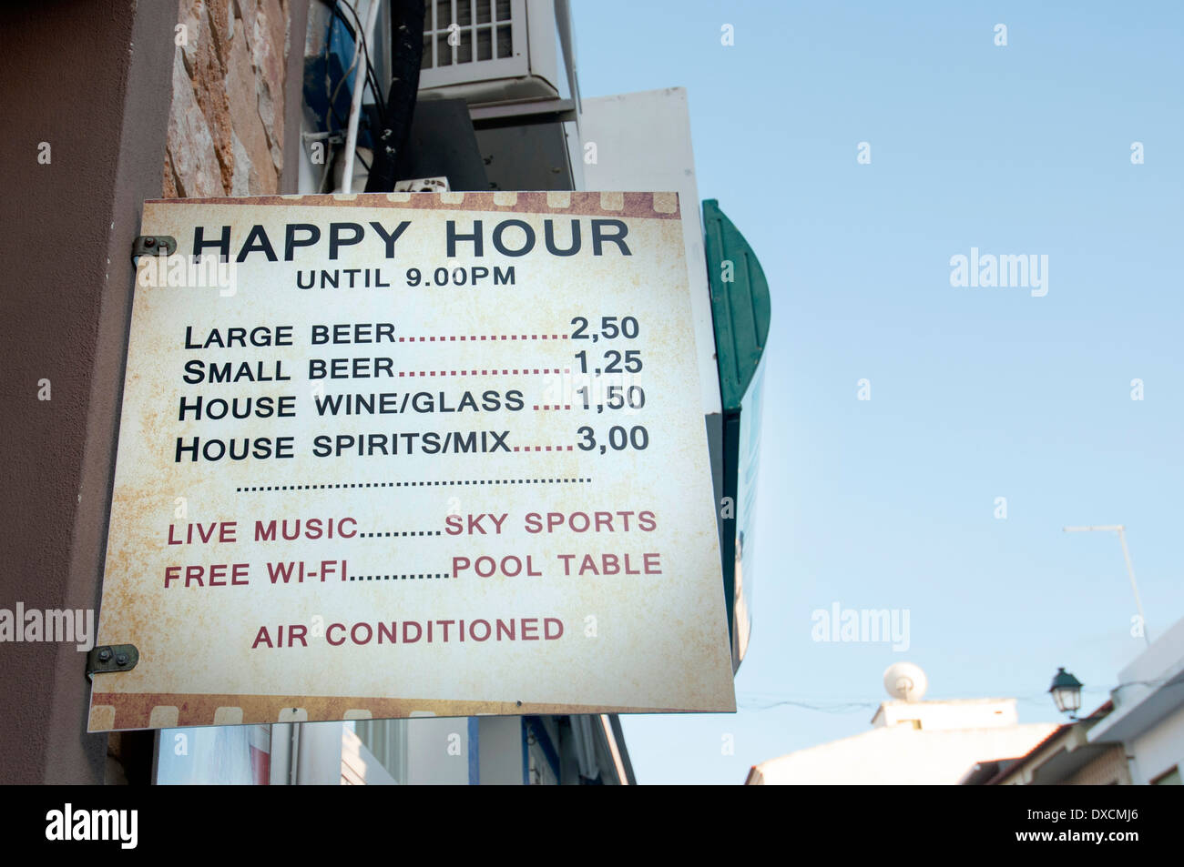 Happy hour sign hi-res stock photography and images - Alamy