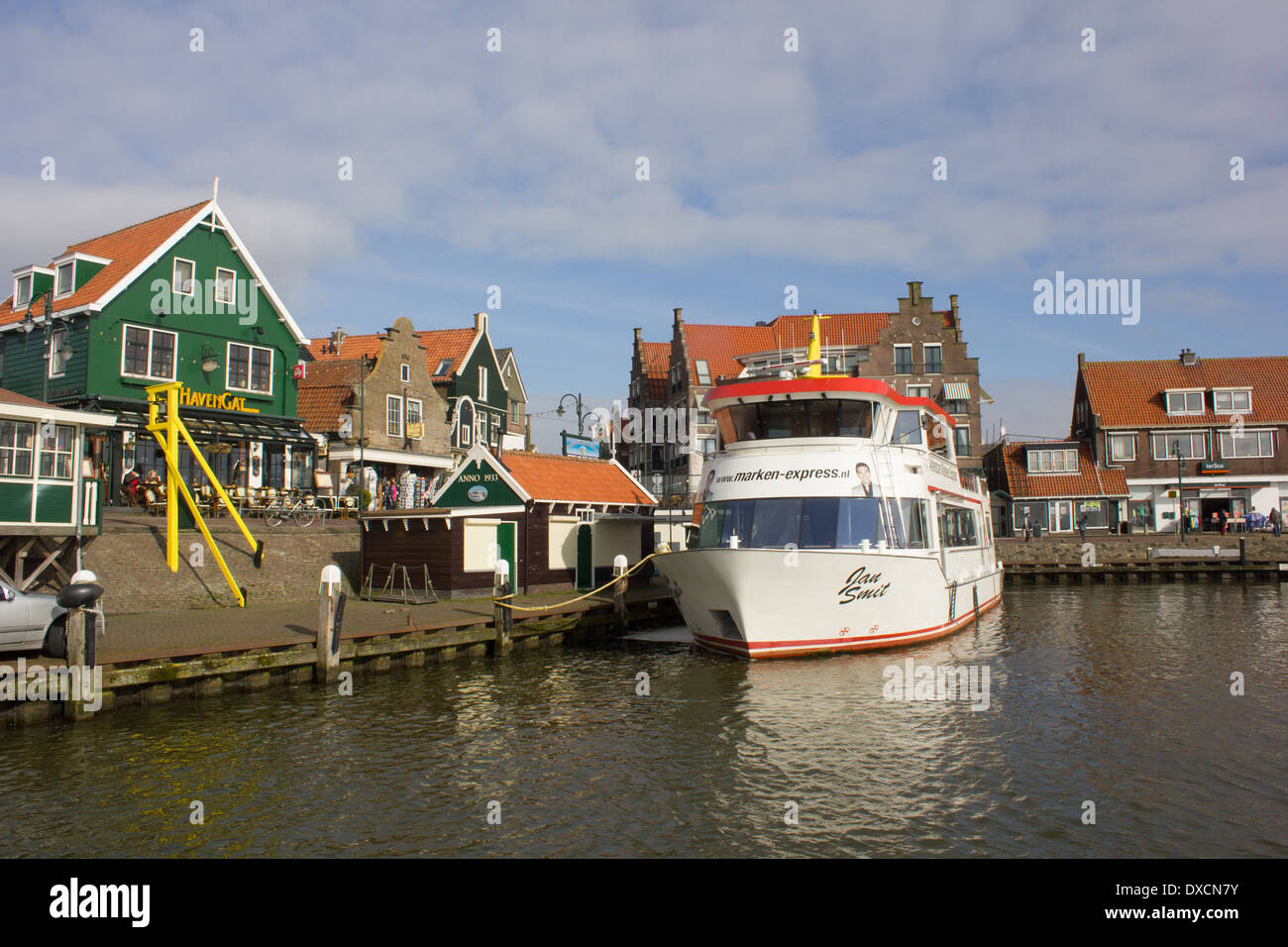 Volendam harbour with Dutch cruise boat in spring sunshine Stock Photo ...