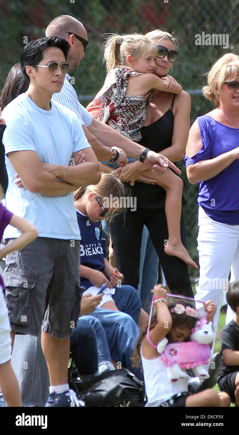 Martin Kristen and Heidi Klum hugging and kissing her daughter Leni ...