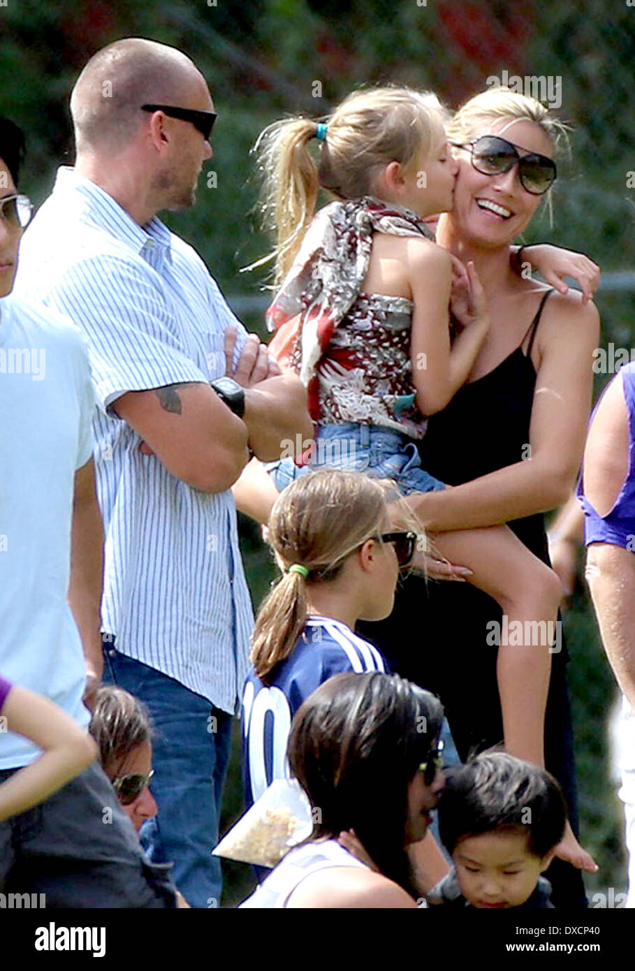 Martin Kristen and Heidi Klum hugging and kissing her daughter Leni ...