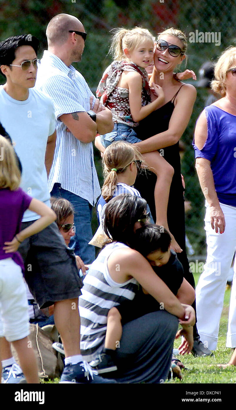 Martin Kristen and Heidi Klum hugging and kissing her daughter Leni ...