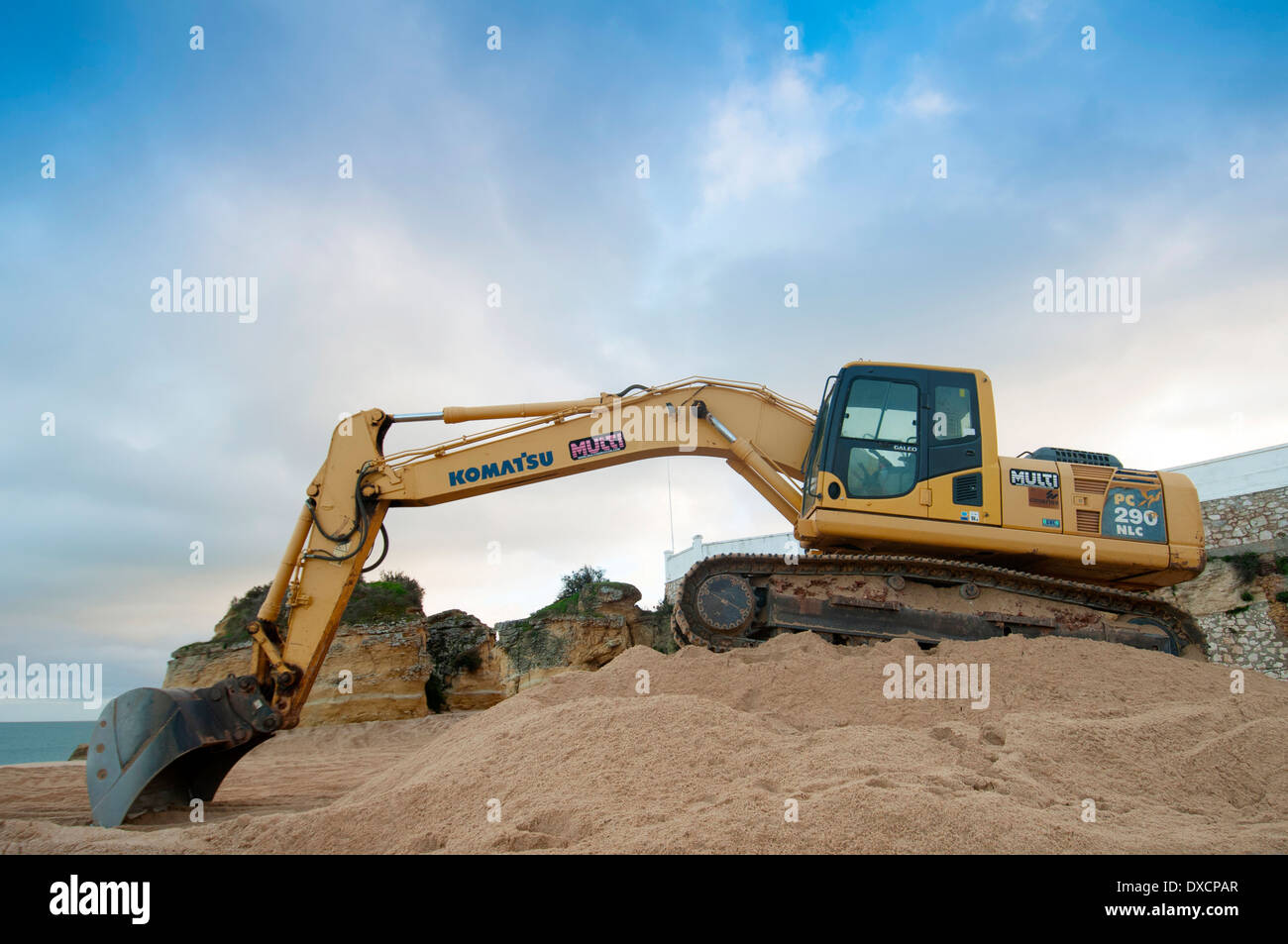 Jcb mechanical digger hi-res stock photography and images - Alamy