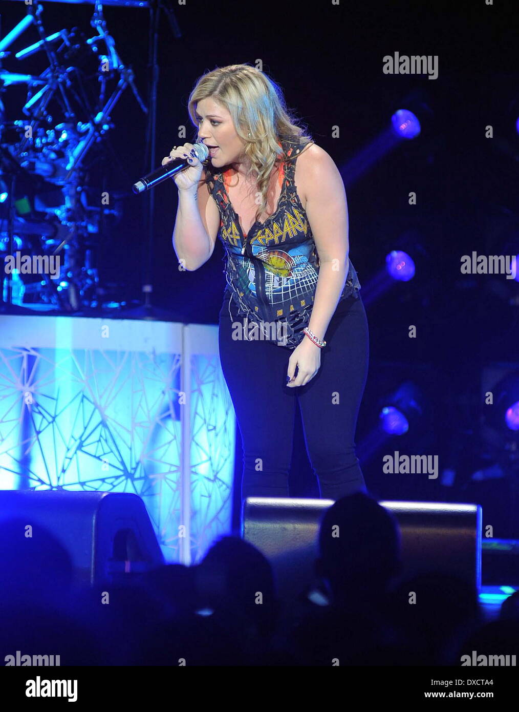Kelly Clarkson kicks off the start of her 'Stronger Tour' at the O2 ...