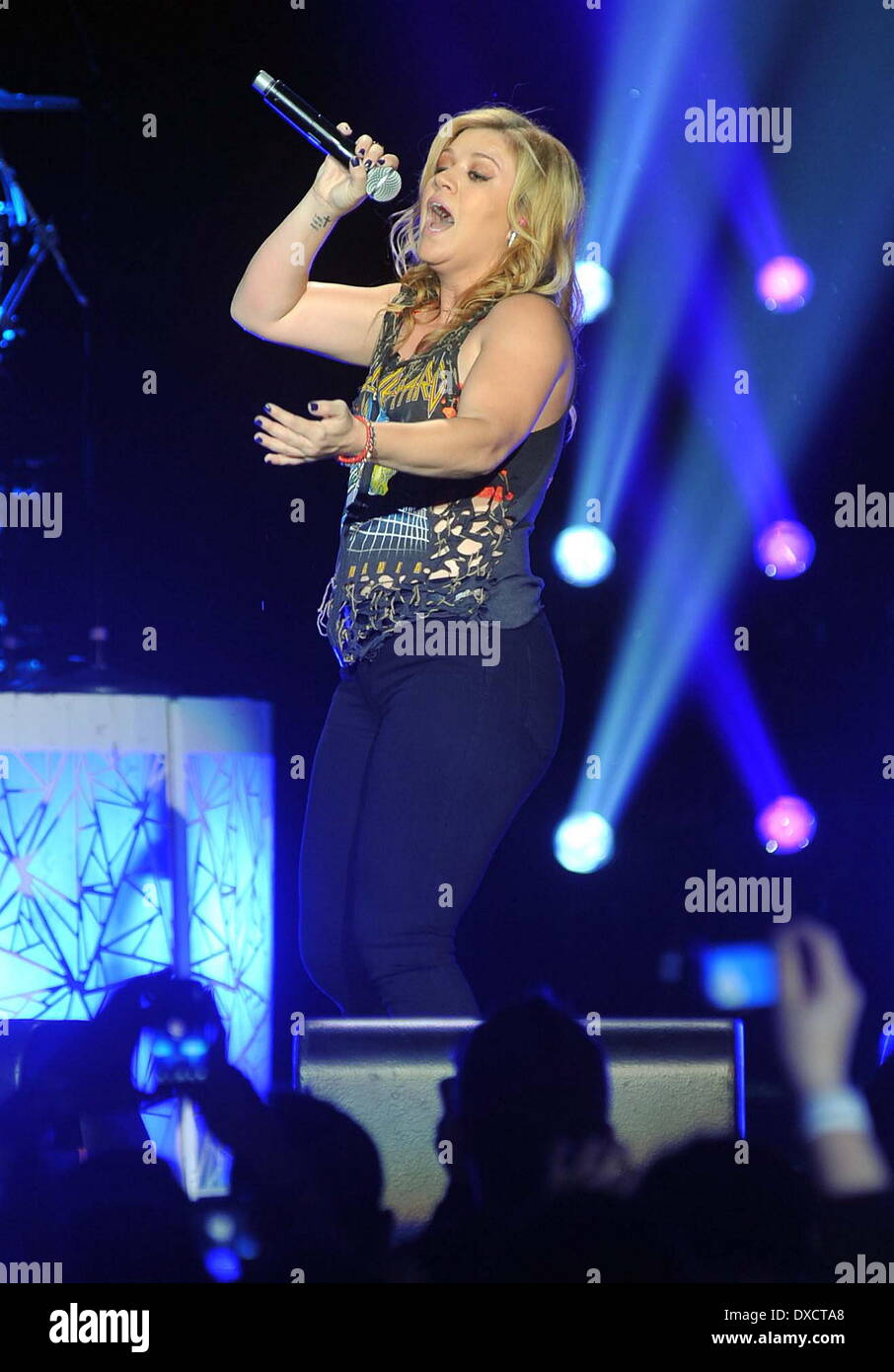 Kelly Clarkson kicks off the start of her 'Stronger Tour' at the O2 ...