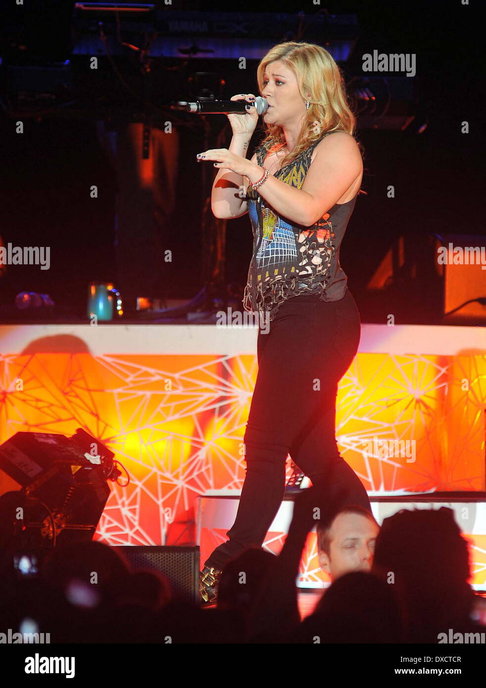 Kelly Clarkson kicks off the start of her 'Stronger Tour' at the O2 ...