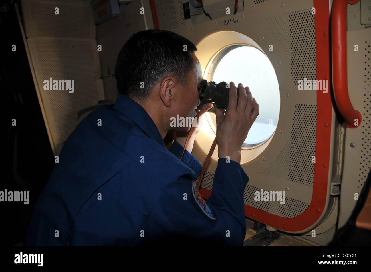 Indian Ocean. 24th Mar, 2014. A crew aboard a Chinese IL-76 plane ...