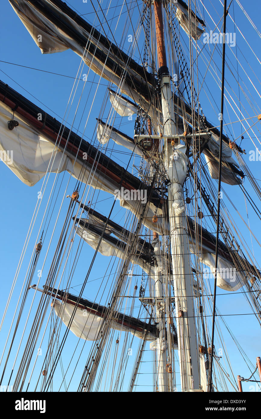 Masts clipper ships hi-res stock photography and images - Alamy