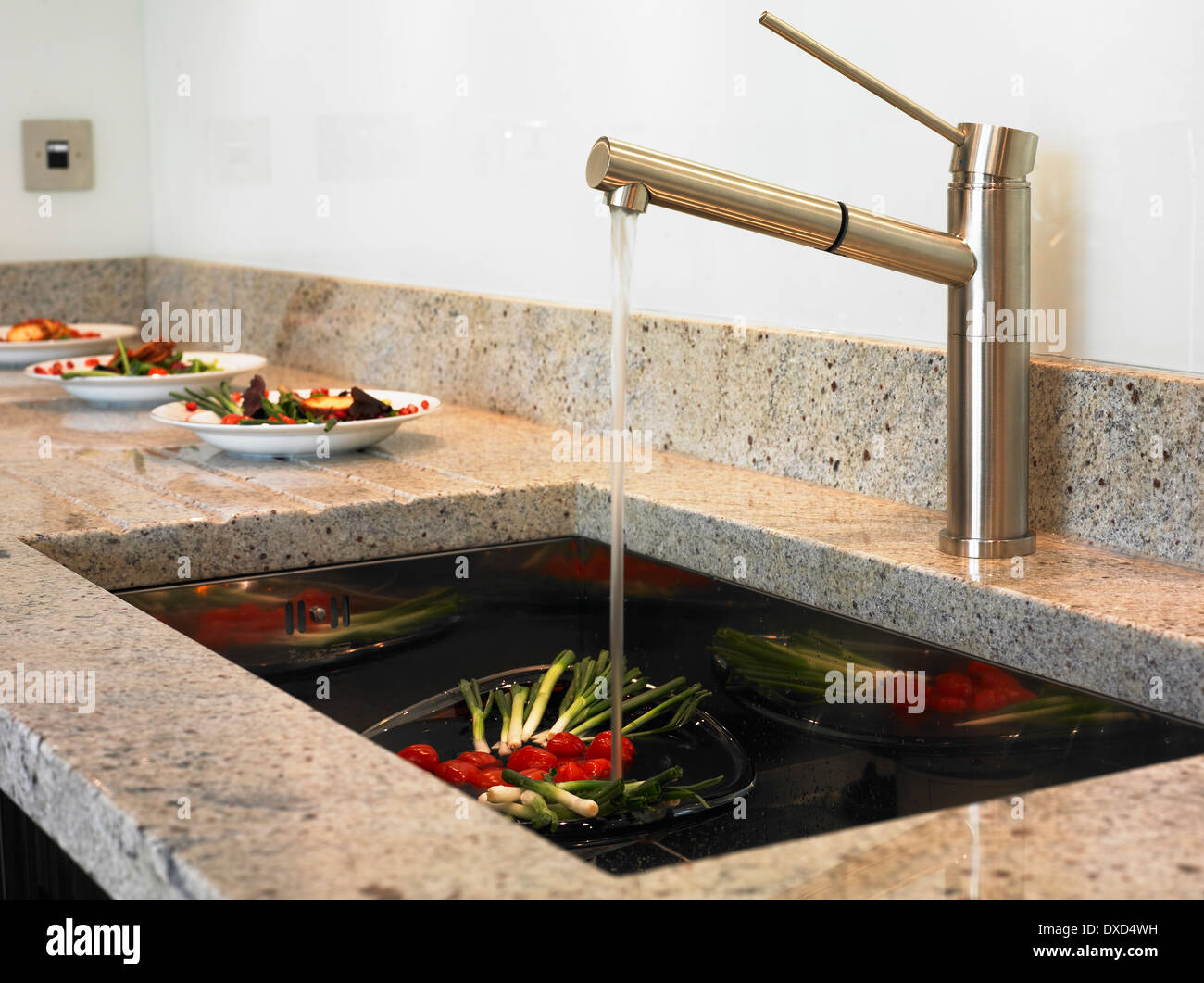Metal sinks hi-res stock photography and images - Alamy