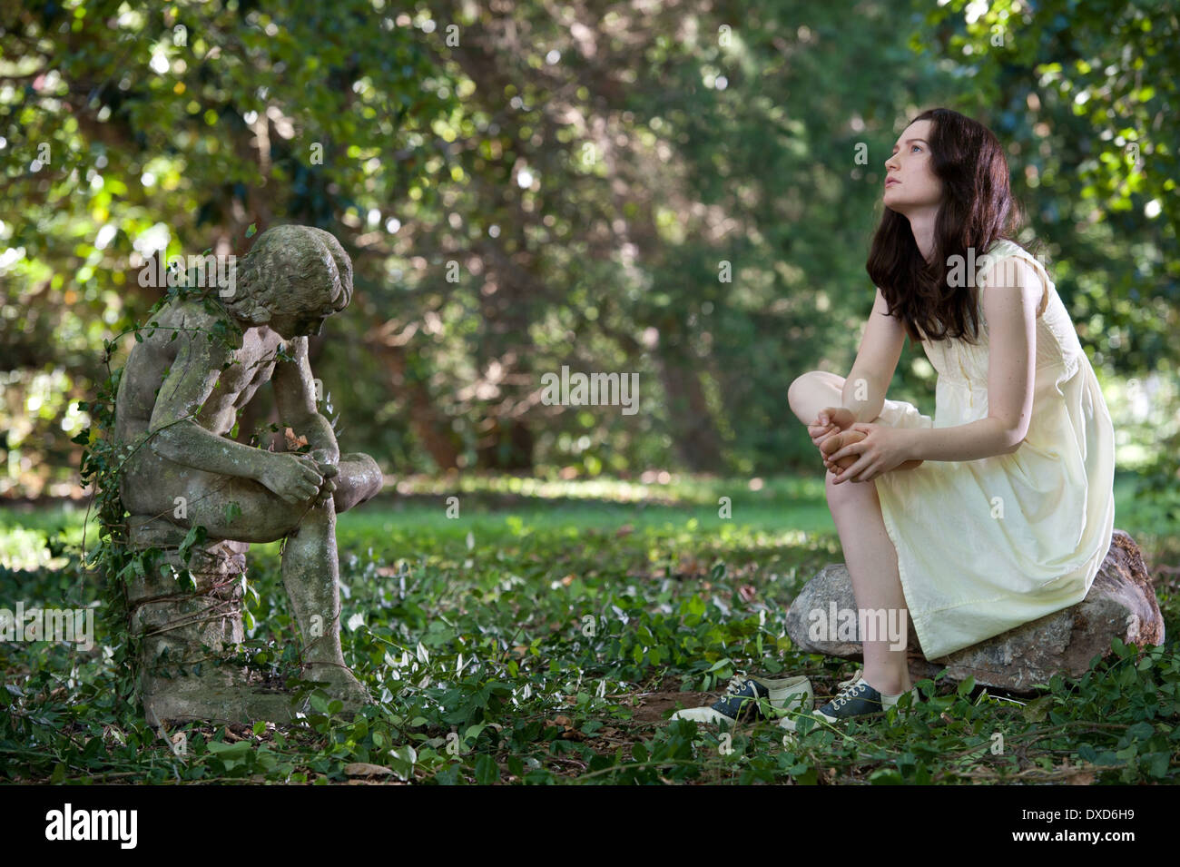 Fille pose hi-res stock photography and images - Alamy