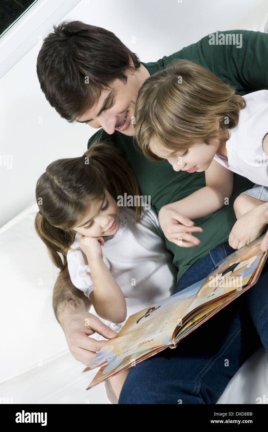 Children reading spanish book hi-res stock photography and images - Alamy
