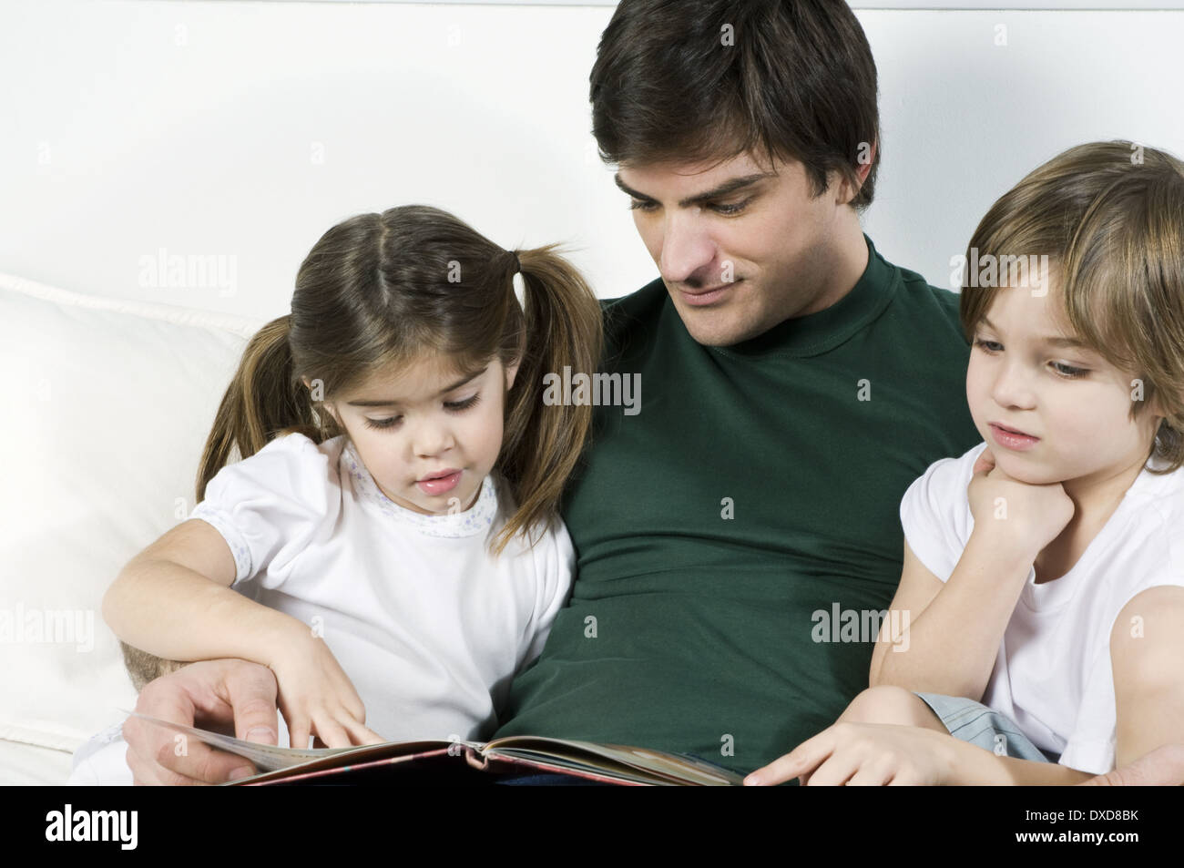 Children reading spanish book hi-res stock photography and images - Alamy
