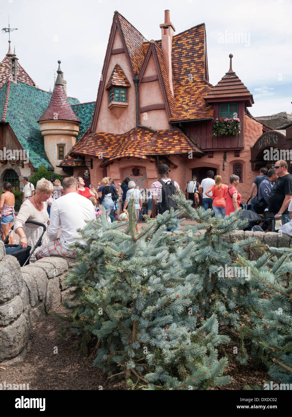 Disney tourists hi-res stock photography and images - Alamy