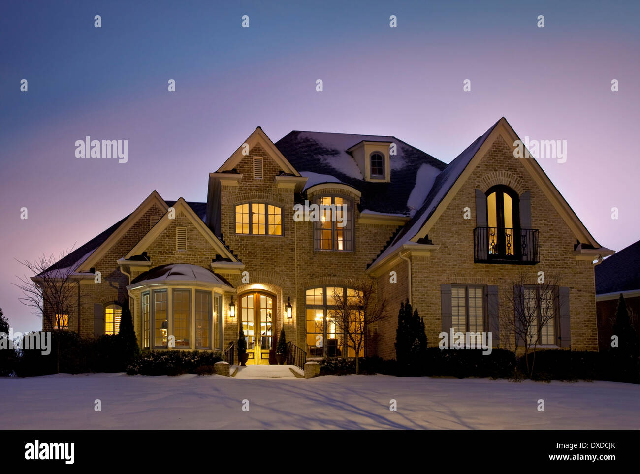Suburban house winter hi-res stock photography and images - Alamy