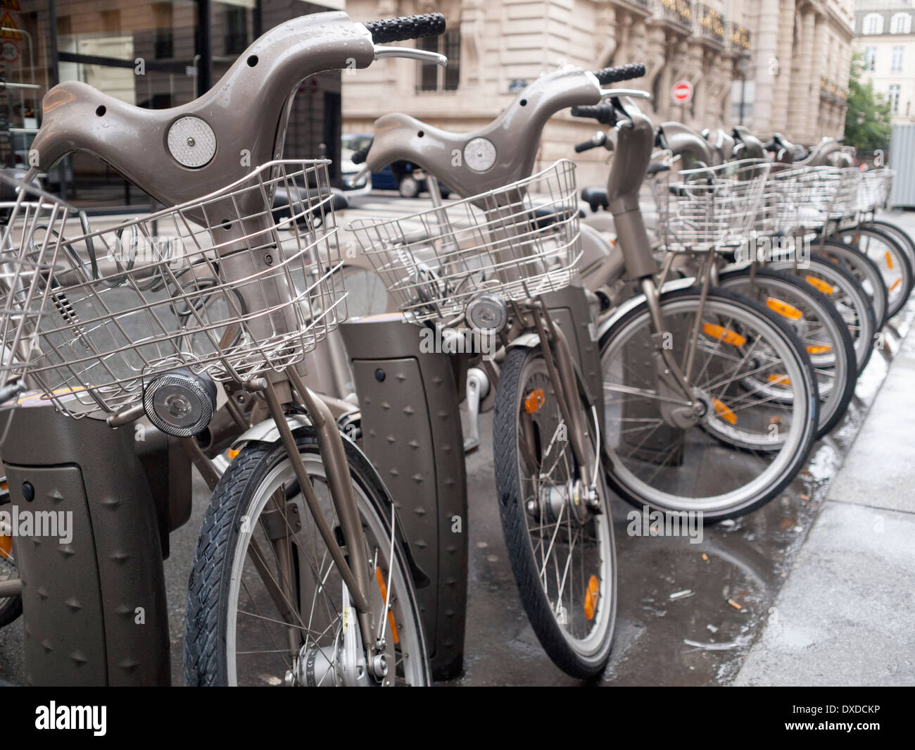 Paris Street Vélib Bicycle Hire Scheme Stock Photo - Alamy