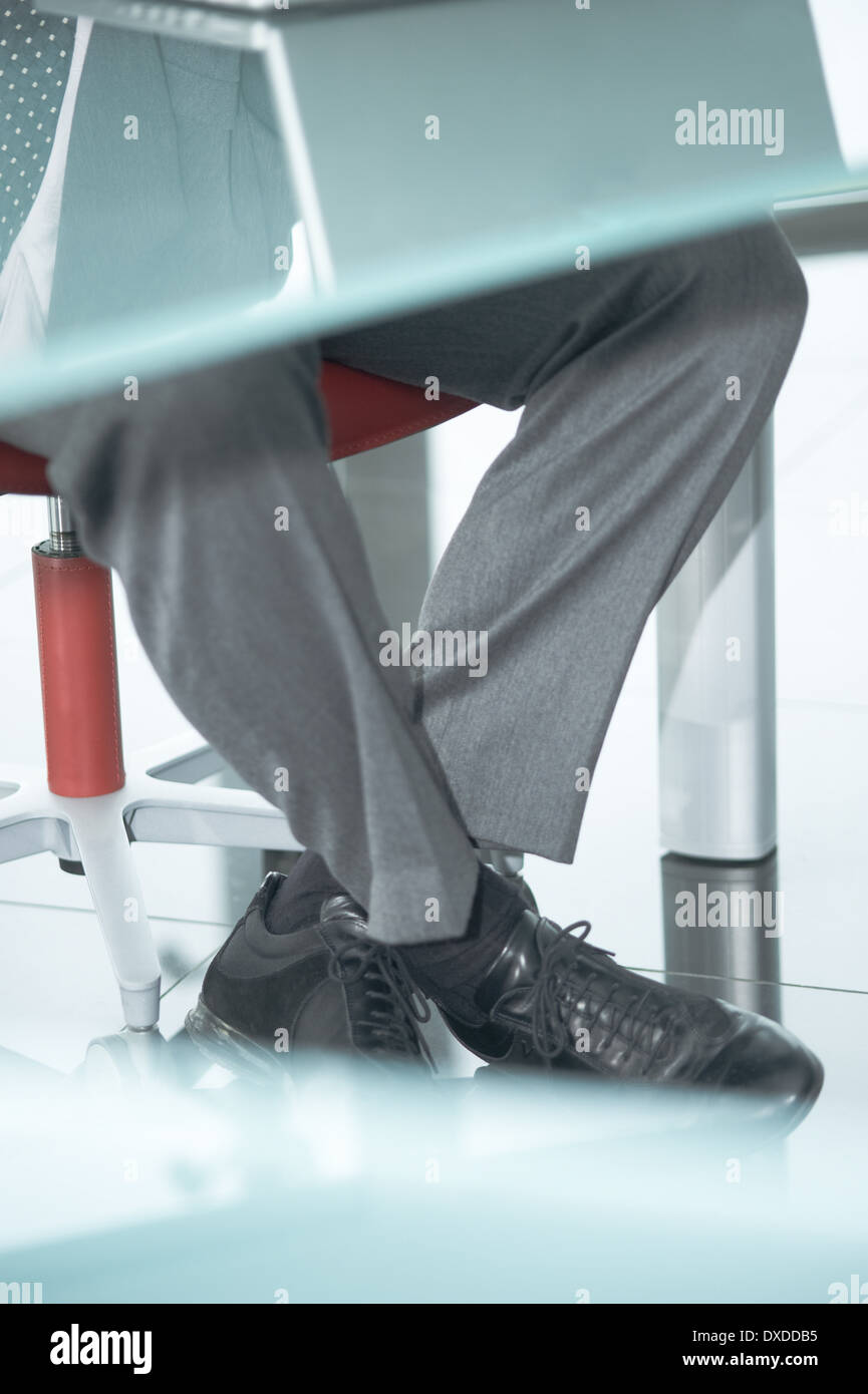Legs under desk hi-res stock photography and images - Alamy