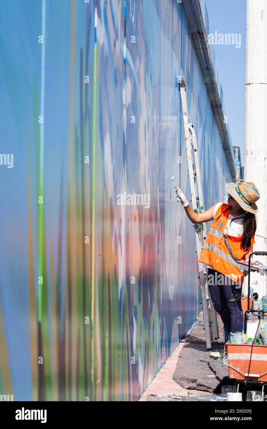 Artists painting mural hi-res stock photography and images - Alamy