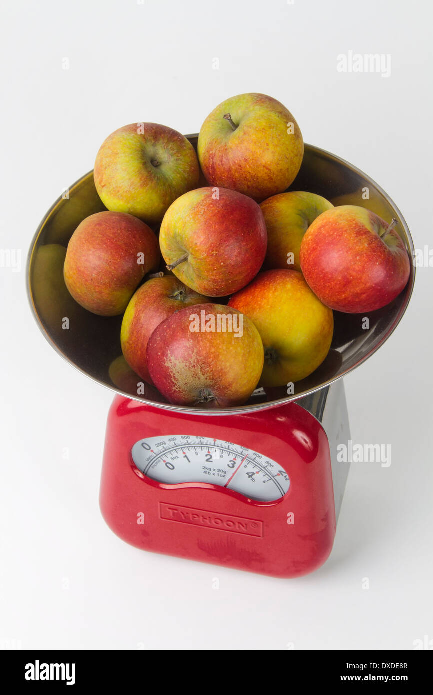 Apples on a set of weighing scales Stock Photo - Alamy