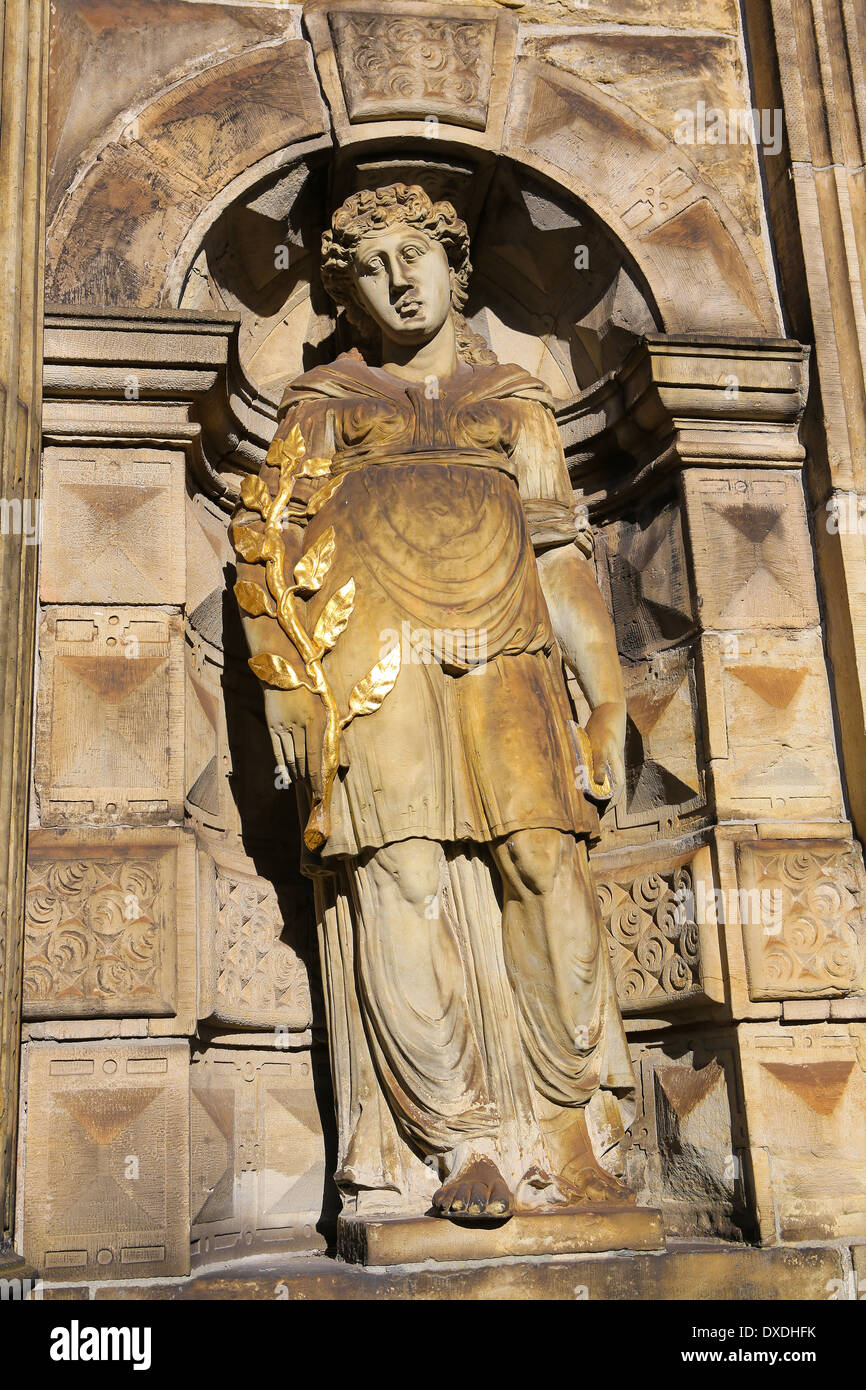 Statue of peace olive branch hi-res stock photography and images - Alamy