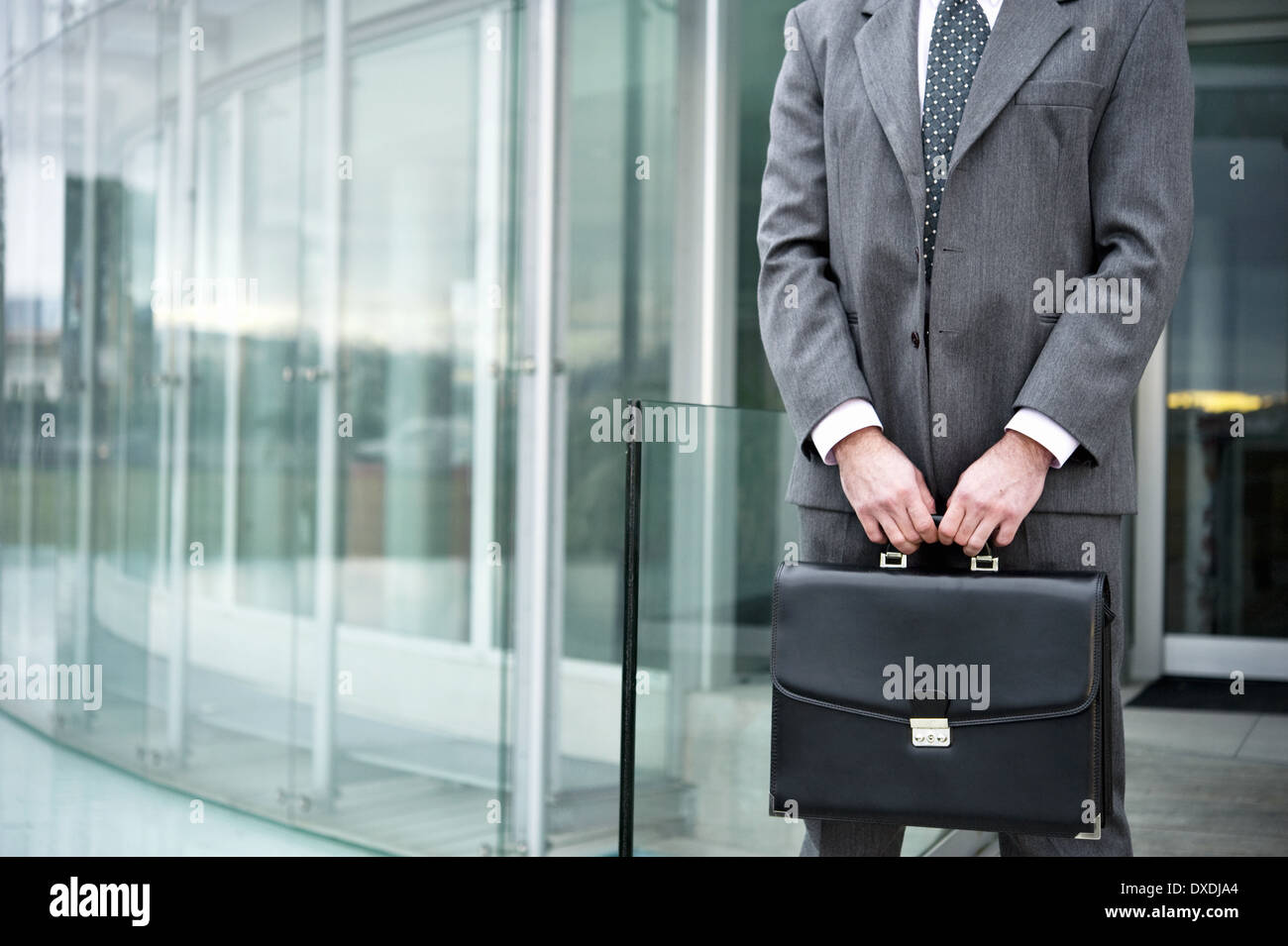People waiting outside office hi-res stock photography and images - Alamy